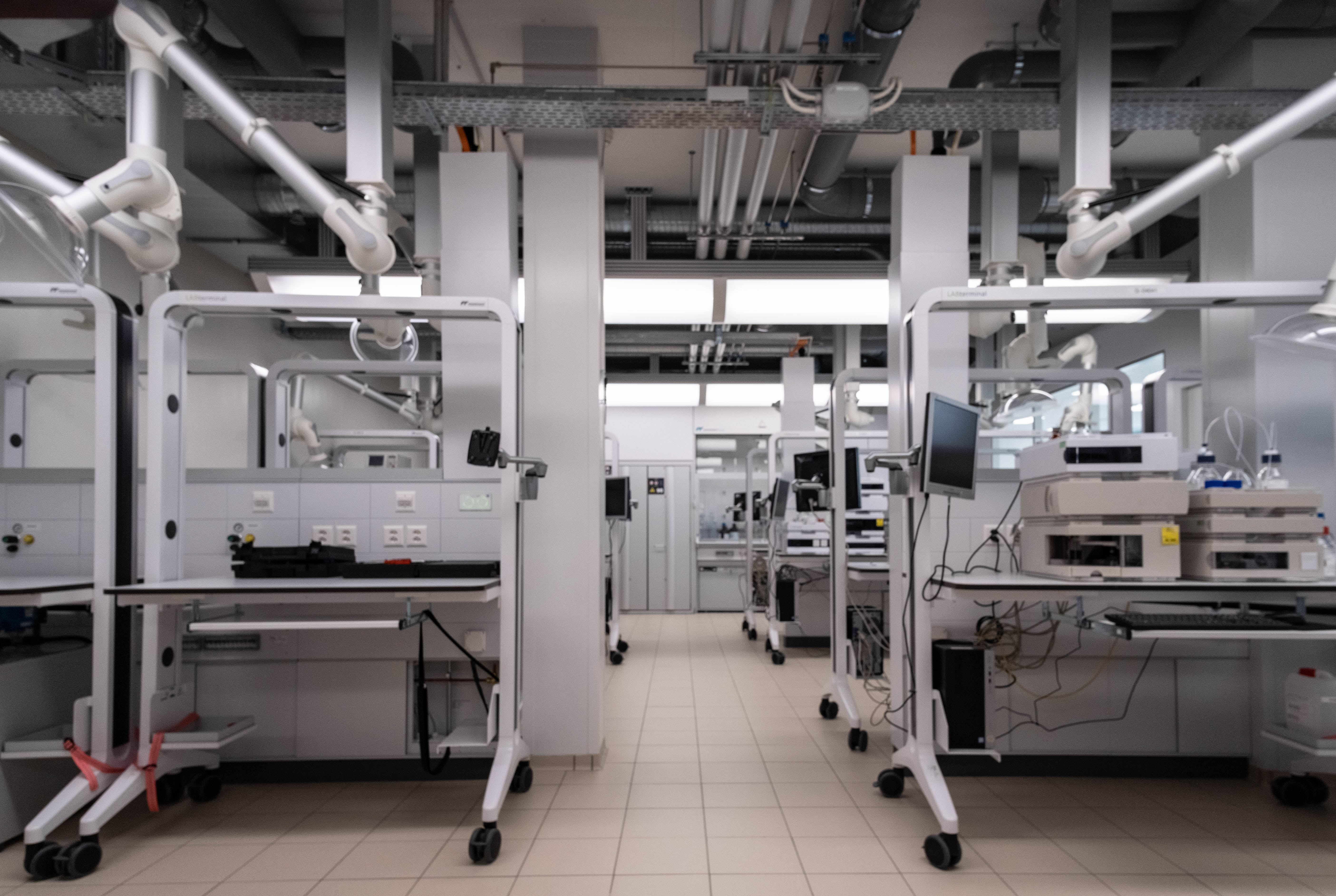 Regierungsrat Dieter Egli visits CARBOGEN AMCIS in Hunzenschwil